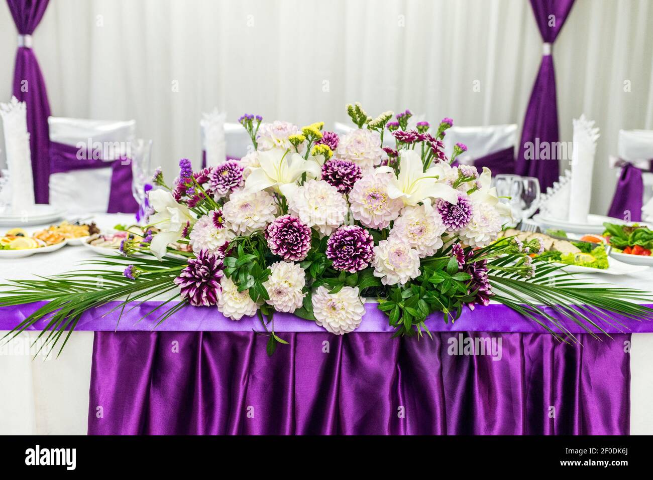 Beautifully decorated table hi-res stock photography and images - Alamy