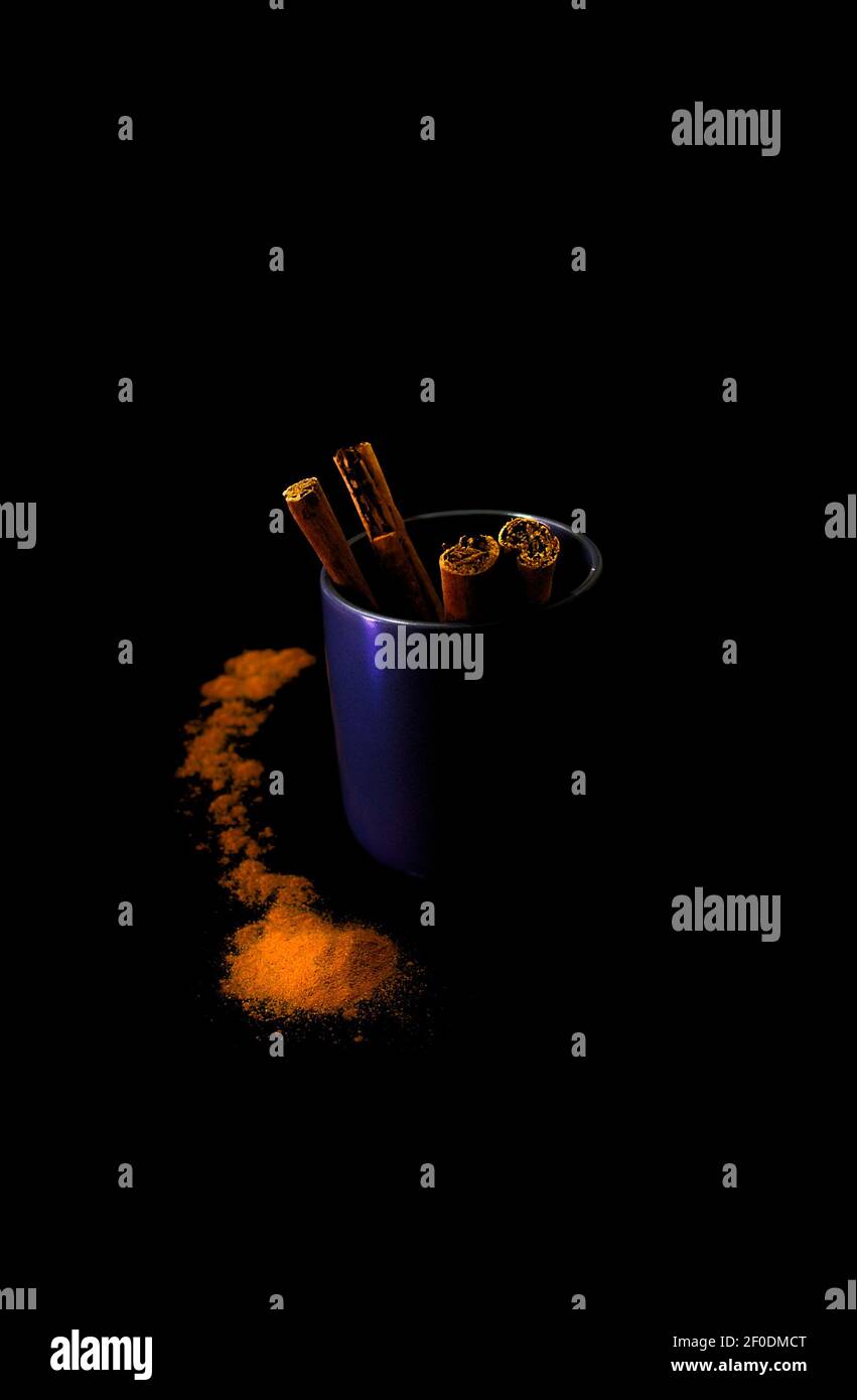 Cinnamon sticks and powder Stock Photo - Alamy