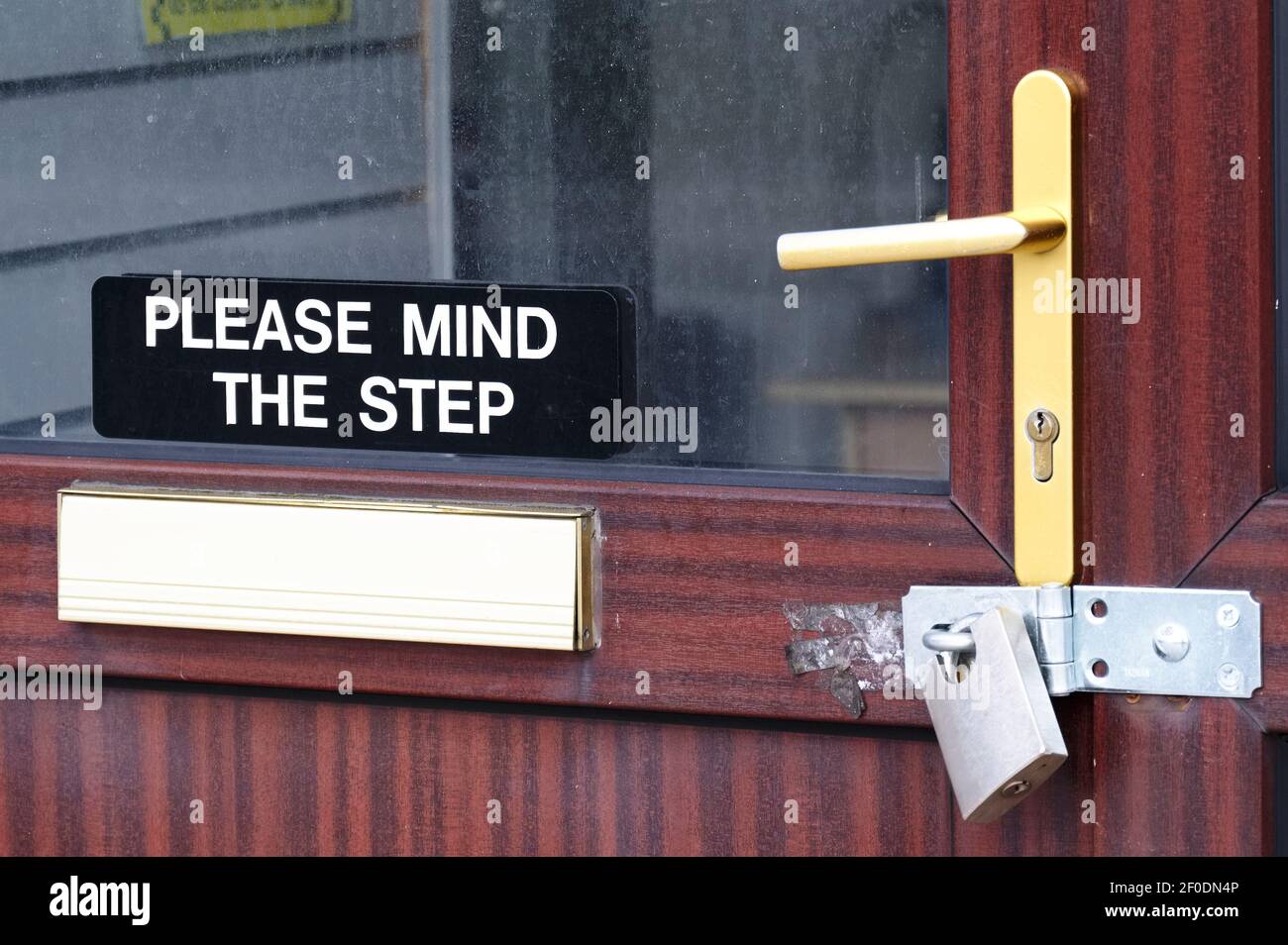 Please mind the step sign on shop entrance door Stock Photo - Alamy