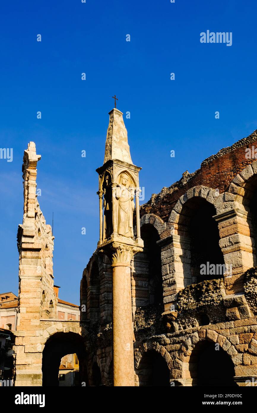 Medieval building of verona hi-res stock photography and images - Alamy