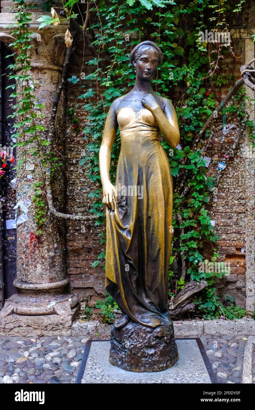 Verona, Italy: Bronze statue of Juliet, the heroine of Shakespeare ...