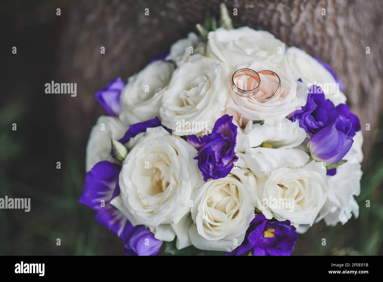 A bouquet of wedding flowers. Two wedding rings Stock Photo - Alamy