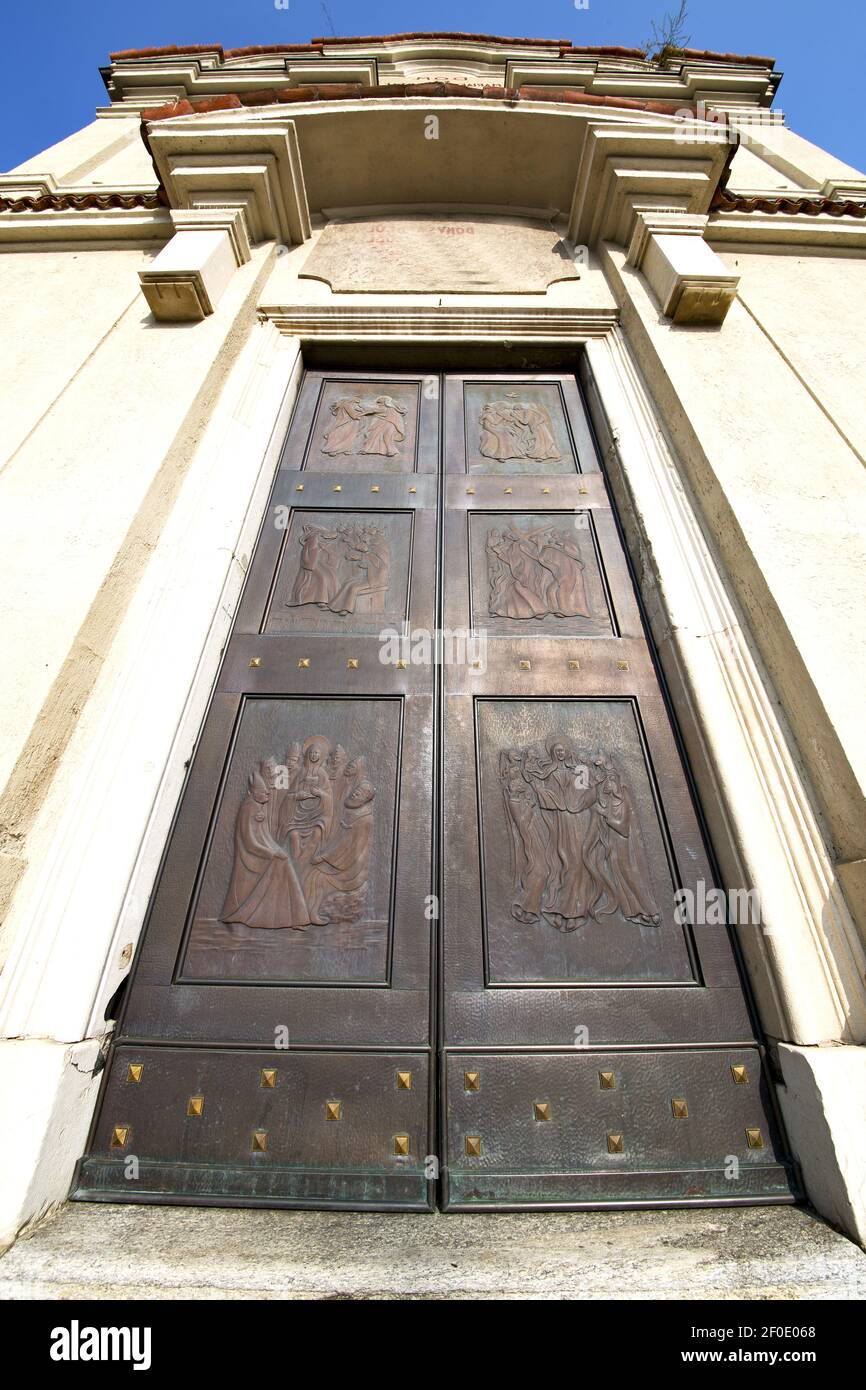 Cairate rusty brass brown knocker in sky Stock Photo - Alamy