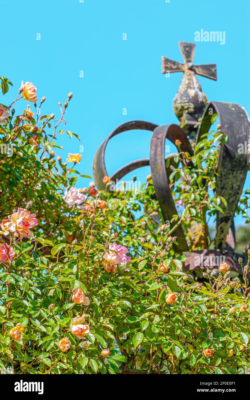 Crown gate at Queens Garden in Sudeley Castle, Winchcombe ...
