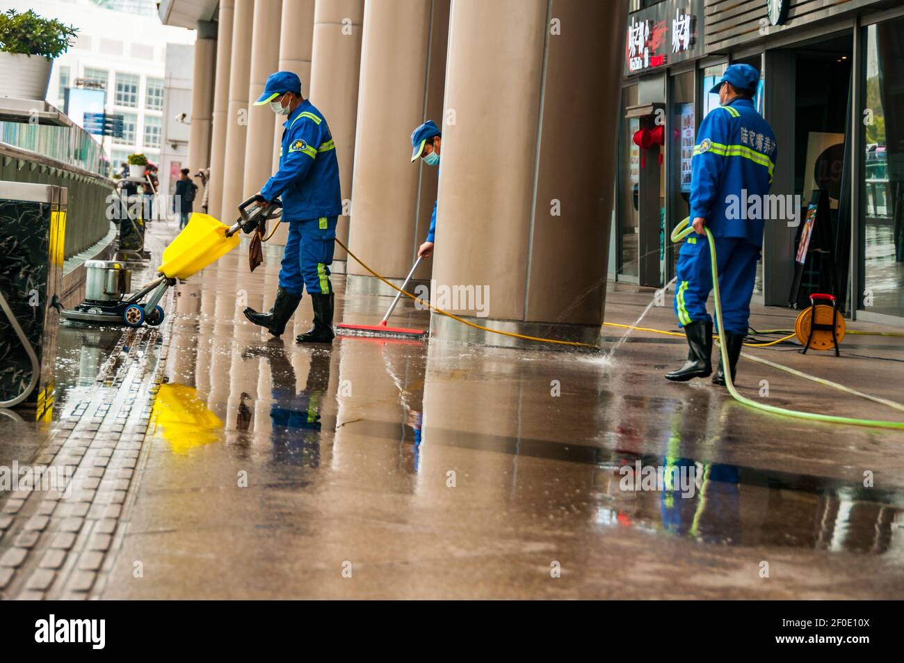 Cleaning skyscrapers hi-res stock photography and images - Alamy