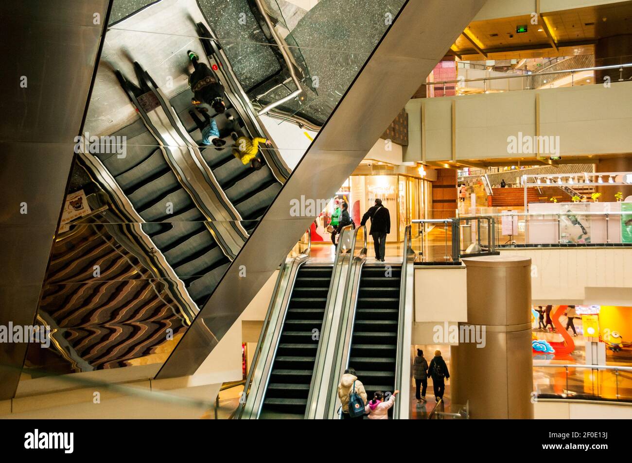 Escalator, shopping mall, spring hi-res stock photography and images ...