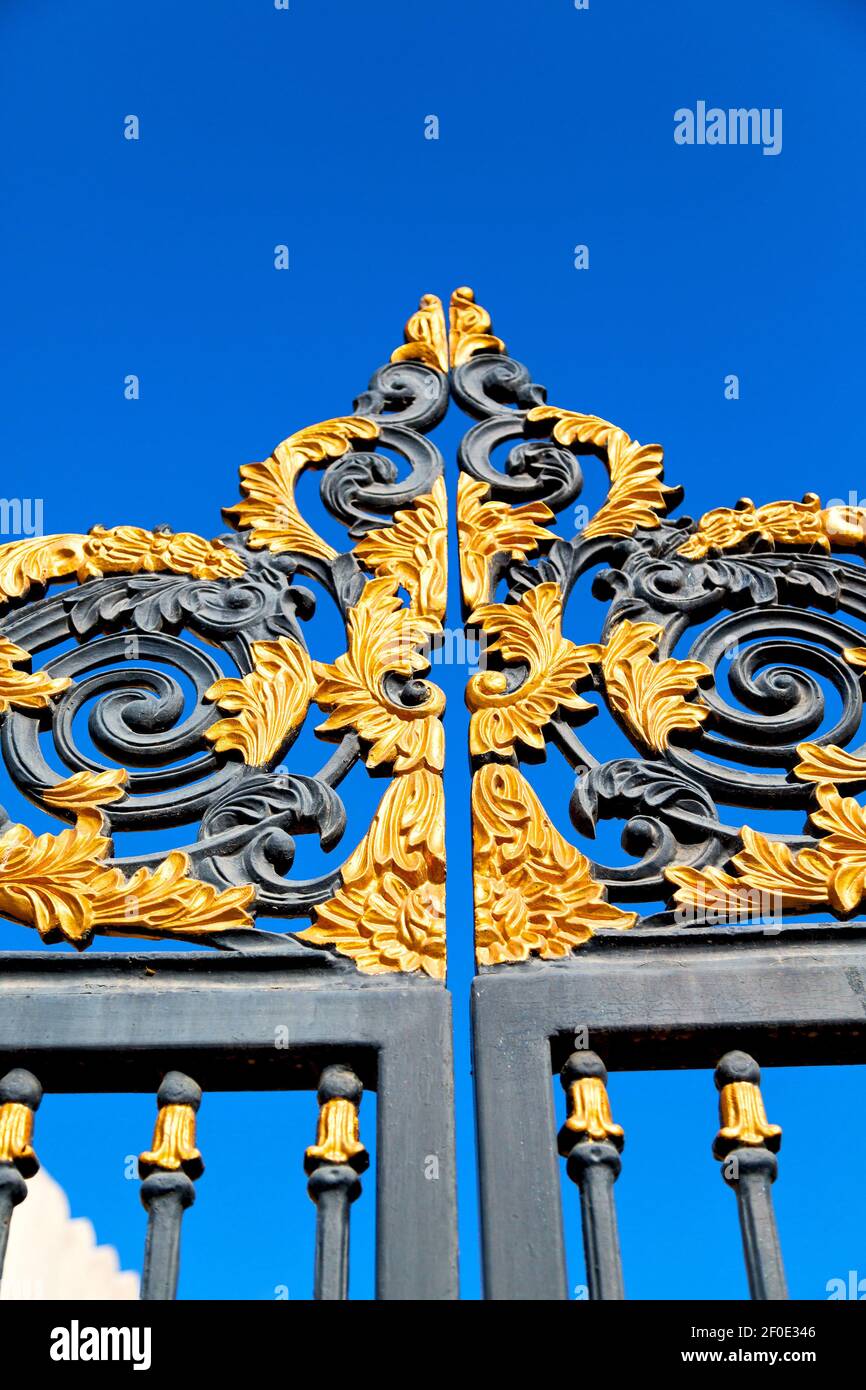 Black iron gate with gold leaf hi-res stock photography and images - Alamy