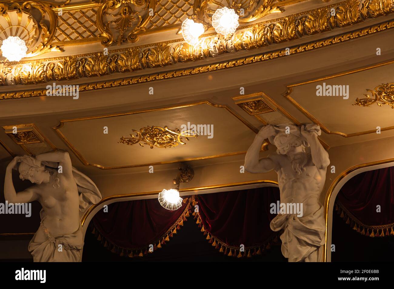 Stage floor opera hi-res stock photography and images - Alamy