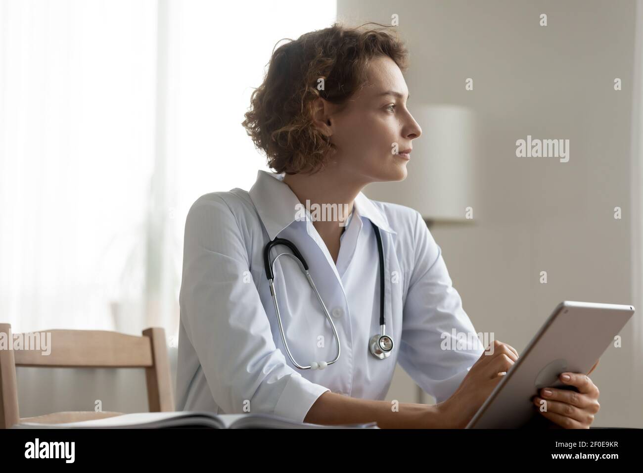 Doctor decide hi-res stock photography and images - Alamy