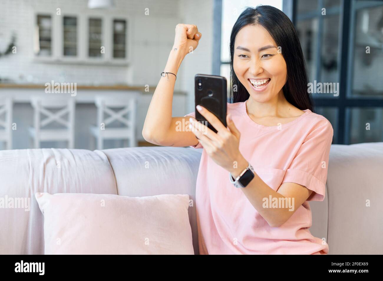 Woman reading a scroll hi-res stock photography and images - Alamy