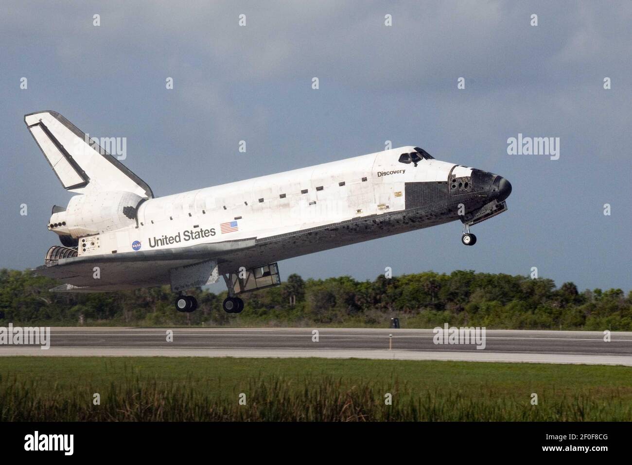 20 April 2010 - Cape Canaveral, Florida - Space shuttle Discovery lands ...