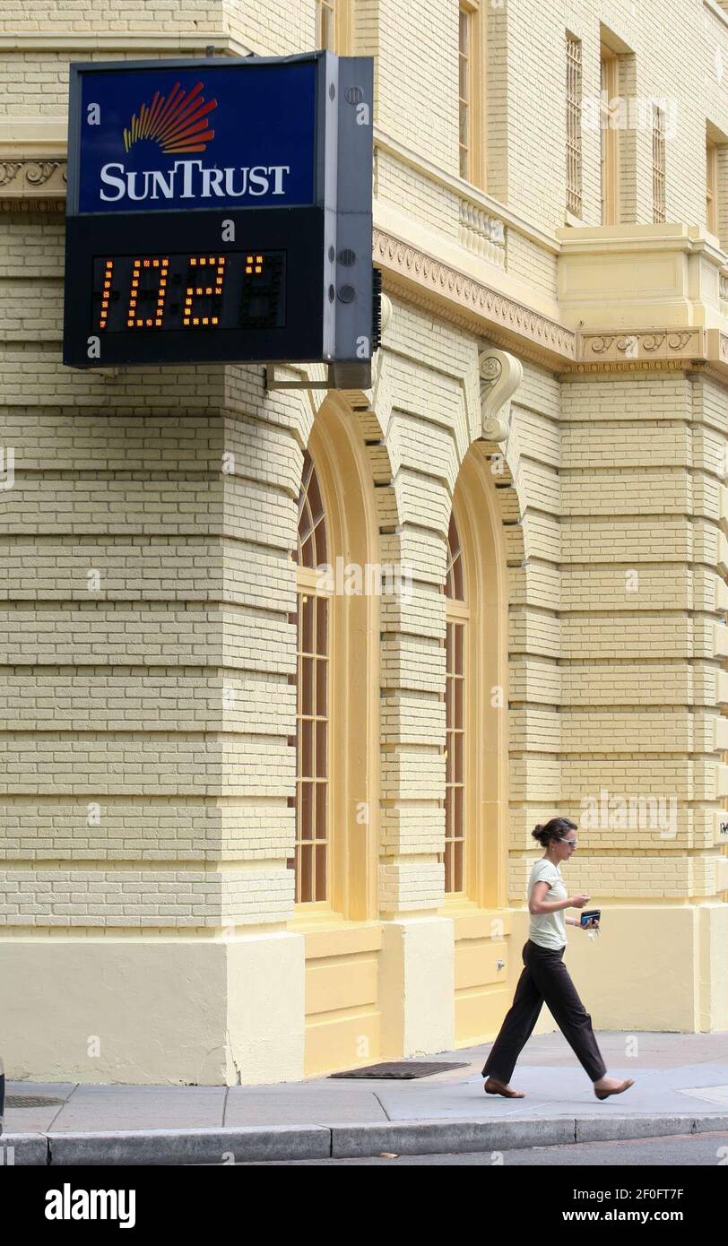06 July 2010 - Washington, DC - A sweltering heat wave has been ...