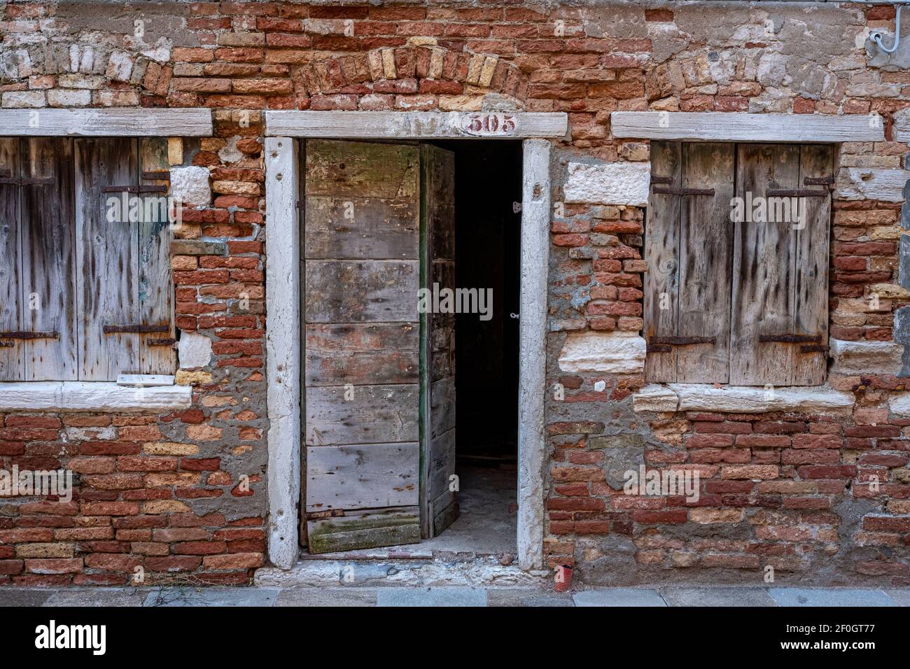 Crumbling building hi-res stock photography and images - Alamy
