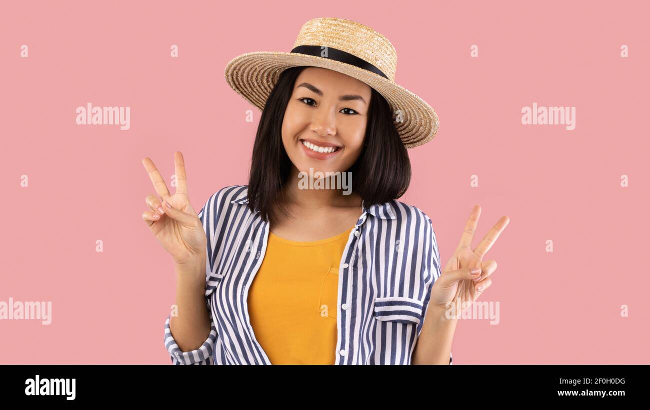 Peace sign hand showing two hi-res stock photography and images - Alamy