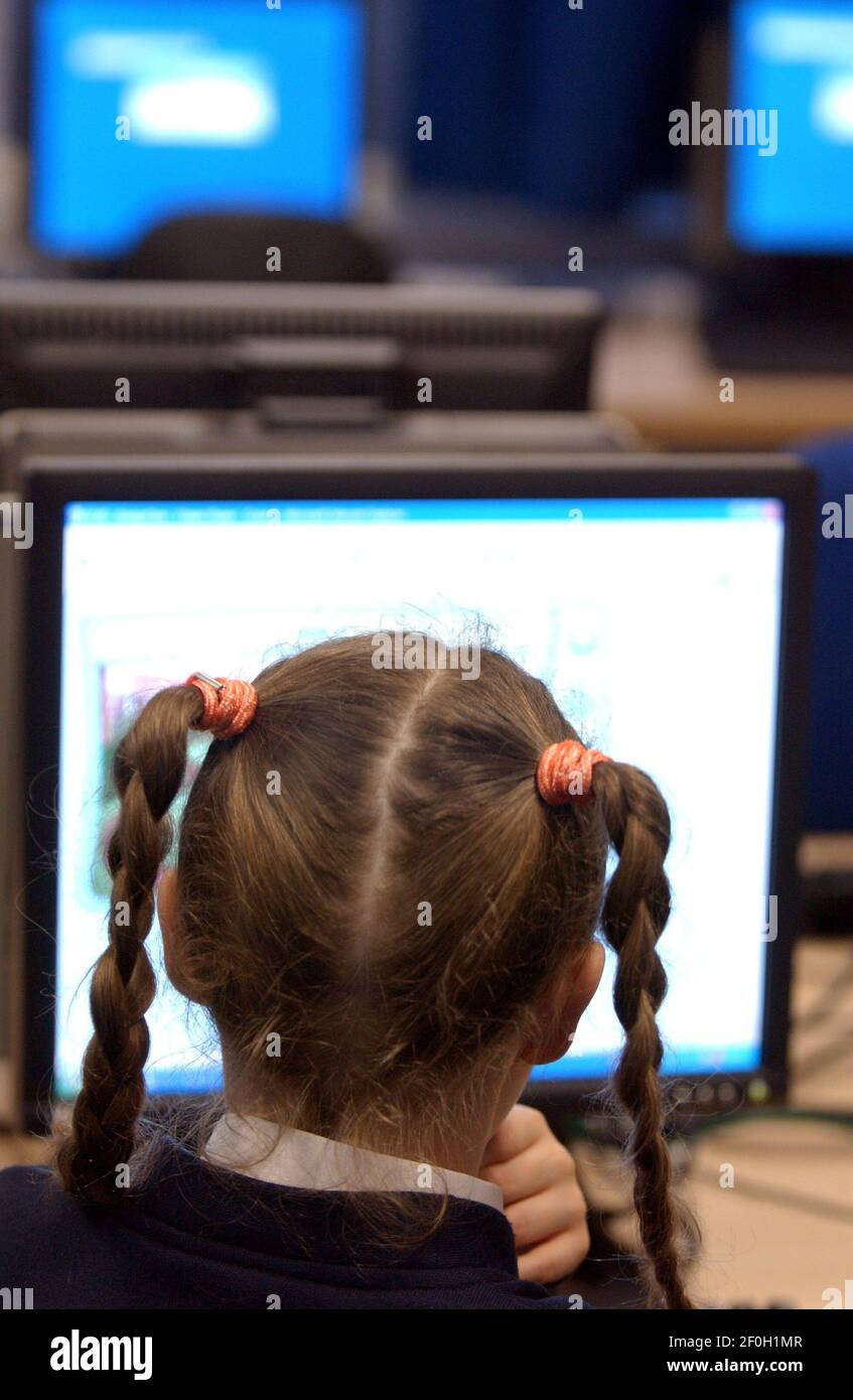 THE COMPUTER CLUB AT THE SACRED HEARTS HIGH SCHOOL,HAMMERSMITH.15/11/05 ...