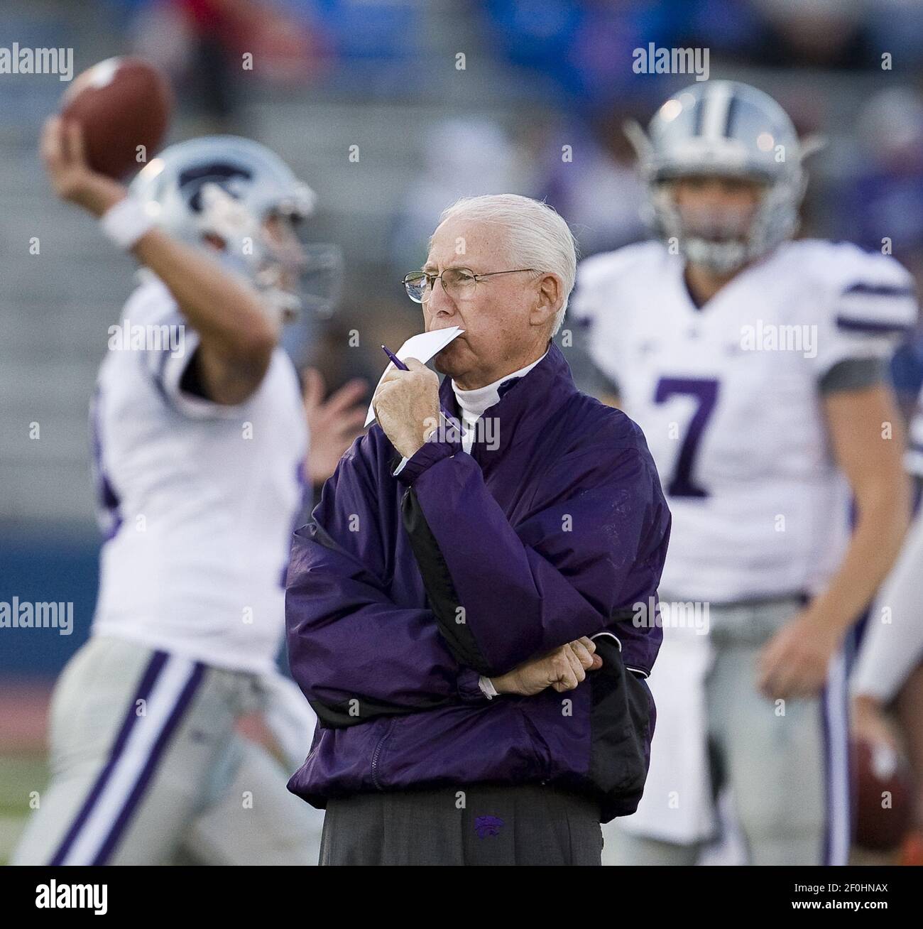 Kansas State head coach Bill Snyder watches his team warm-up before the ...