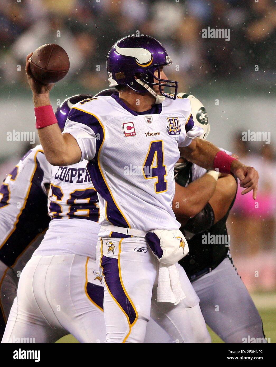 Minnesota Vikings quarterback Brett Favre fires a pass for a touchdown ...