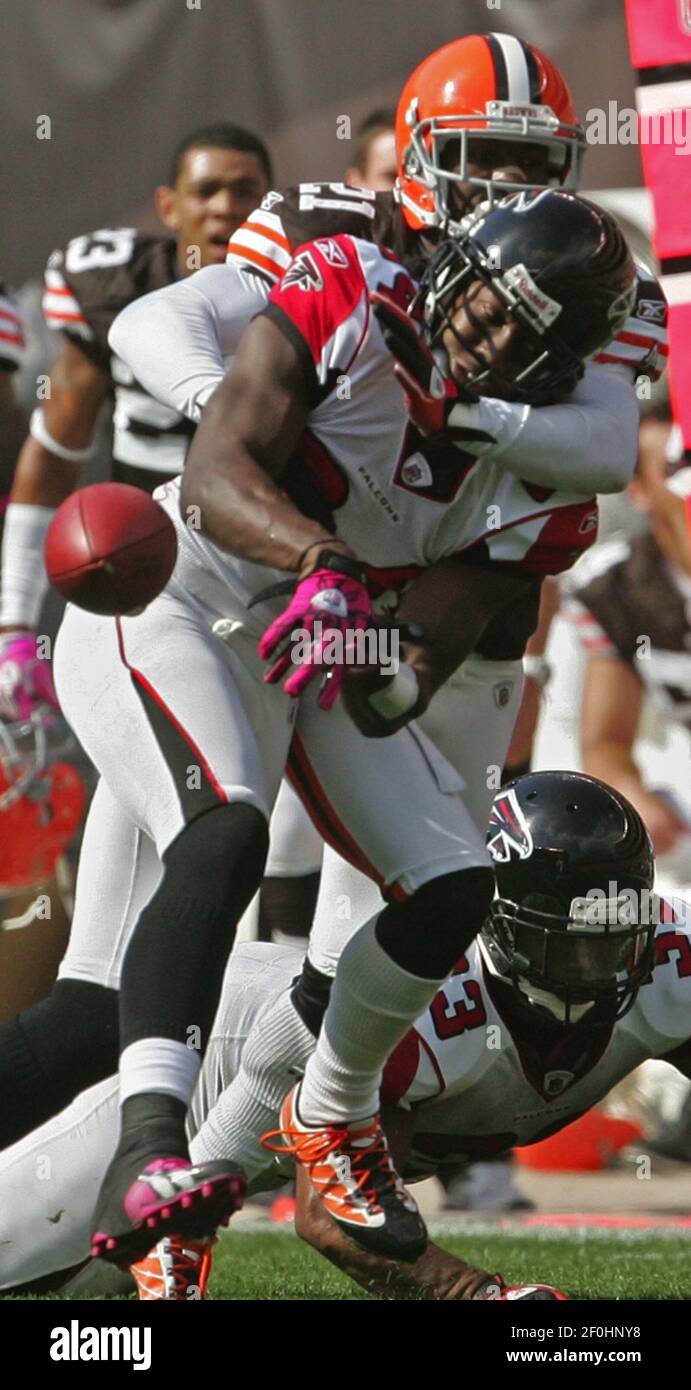 Cleveland Browns defensive back Eric Wright, top, breaks up a pass play ...