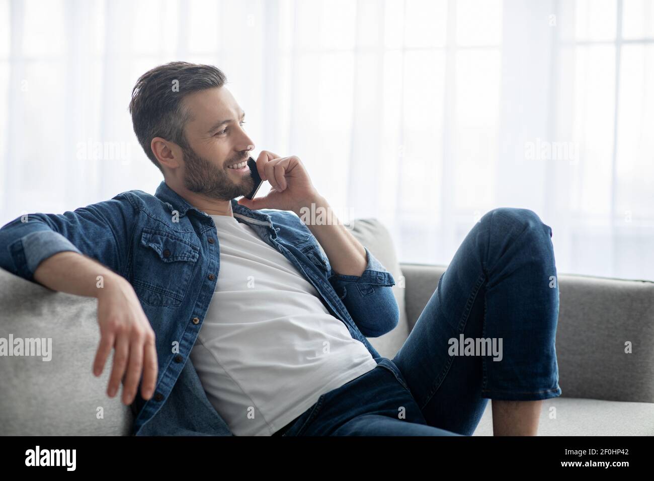 Relaxed conversation talking hi-res stock photography and images - Alamy