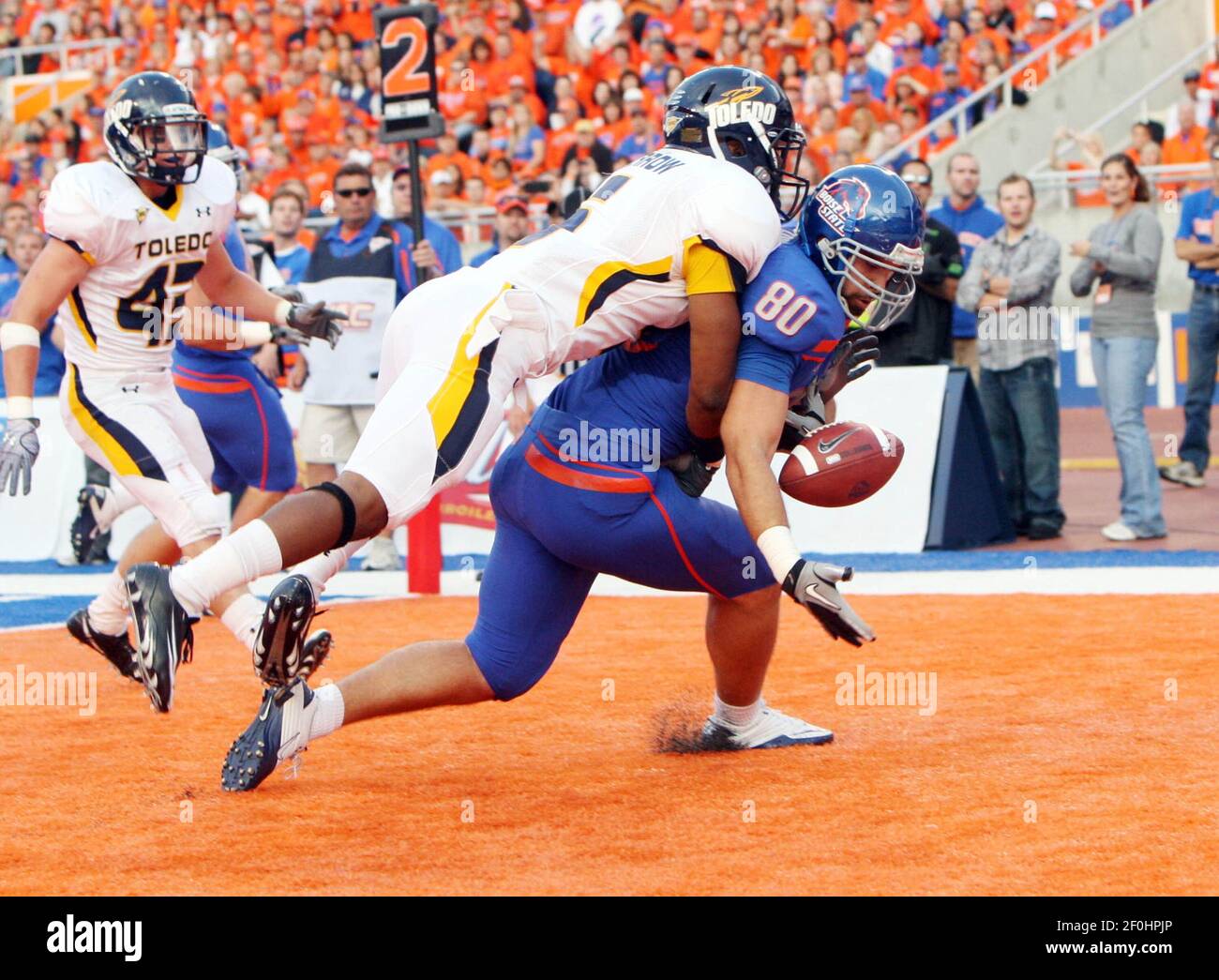 Boise State tight end Kyle Efaw (80) hangs on to a 2-yard, first-half ...
