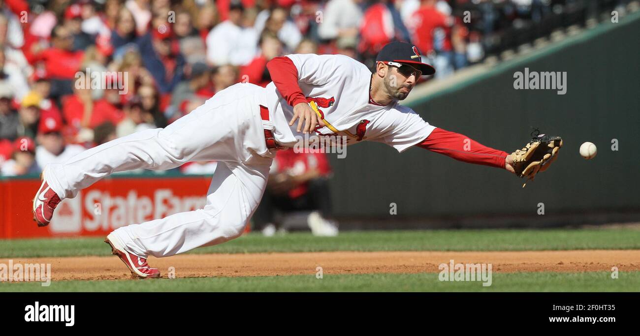 Cardinals third baseman Daniel Descalso dives after a single off the ...