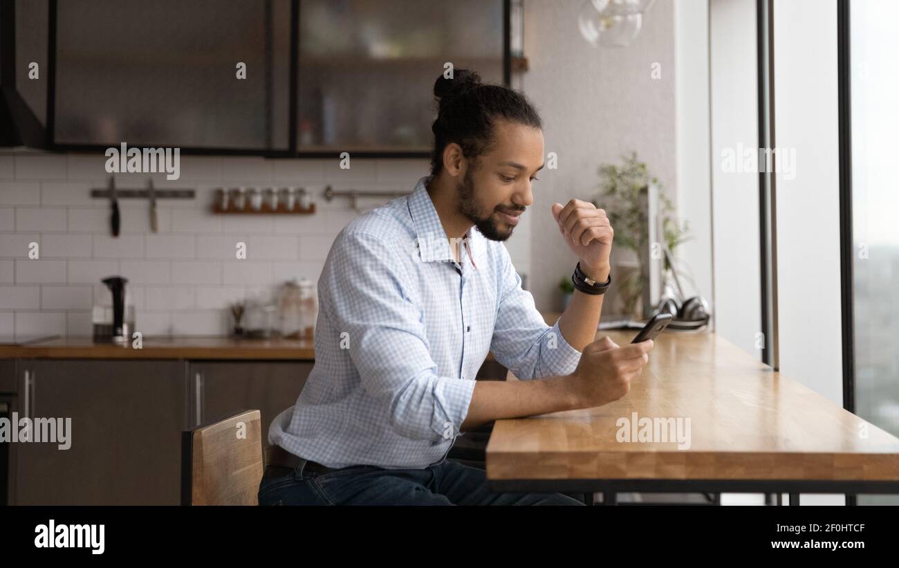 African apps phone hi-res stock photography and images - Alamy