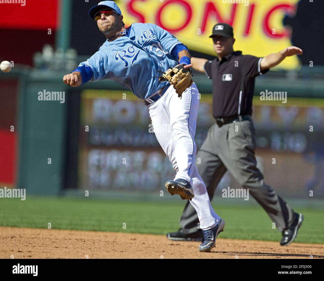 Kansas City Royals second baseman Mike Aviles (30) throws out Detroit ...