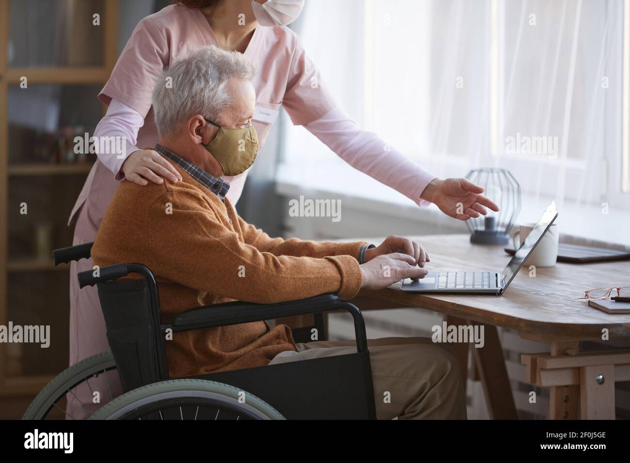 Assisting handicapped computer hi-res stock photography and images - Alamy