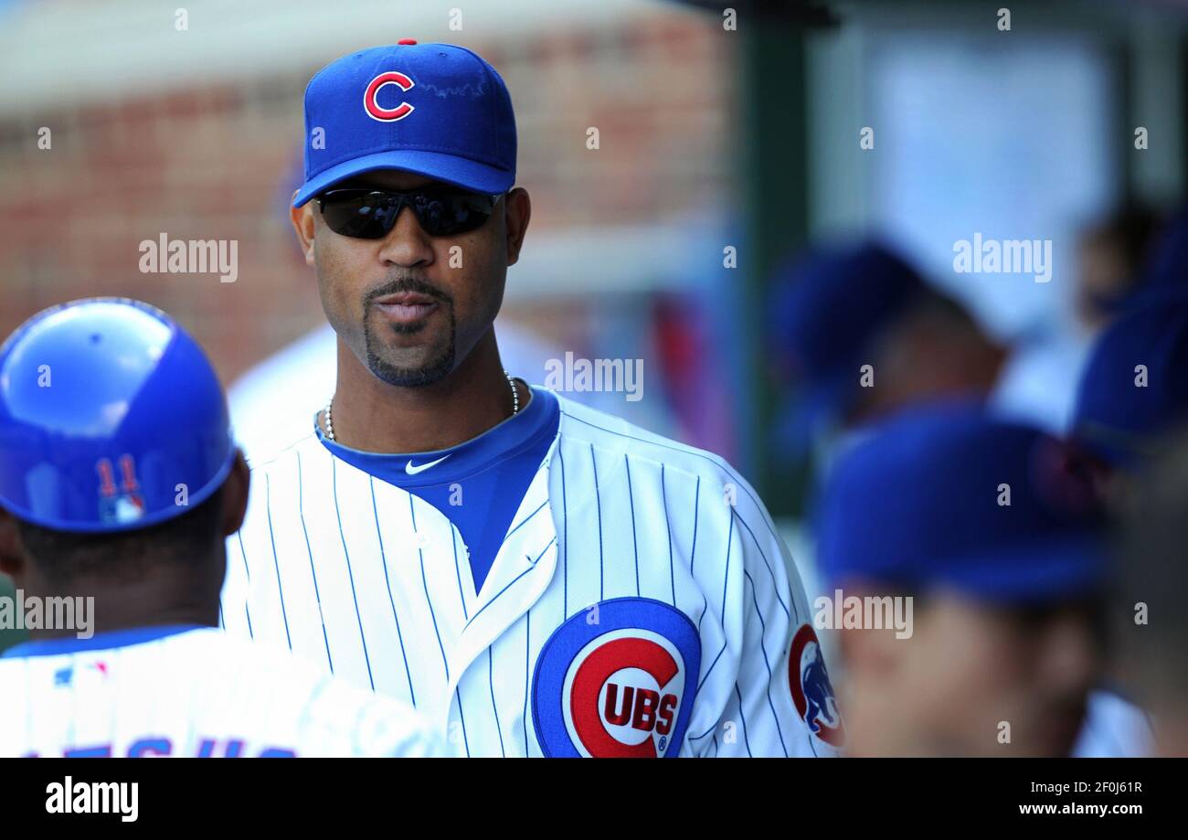 Chicago Cubs player Derrek Lee walks through the dugout as the Cubs ...