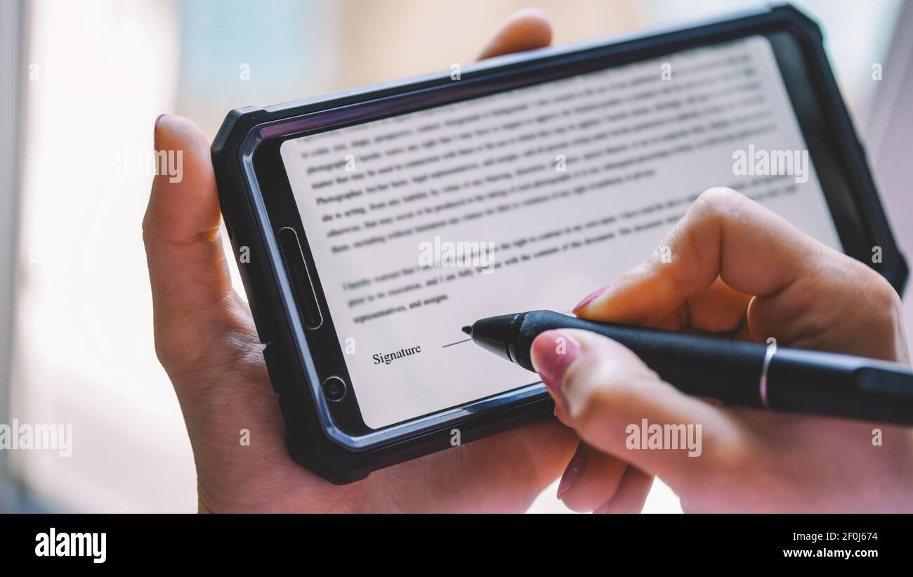 Electronic Signature - Making Signature on the screen Stock Photo - Alamy