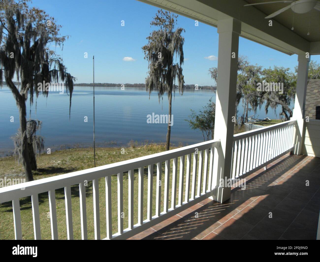 The south-facing orientation of lakefront home in Central Florida ...