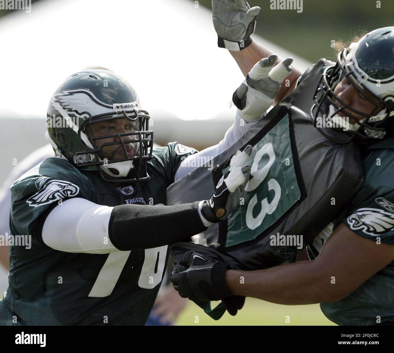 The Philadelphia Eagles' Stacy Andrews, left, blocks Fenuki Tupou ...