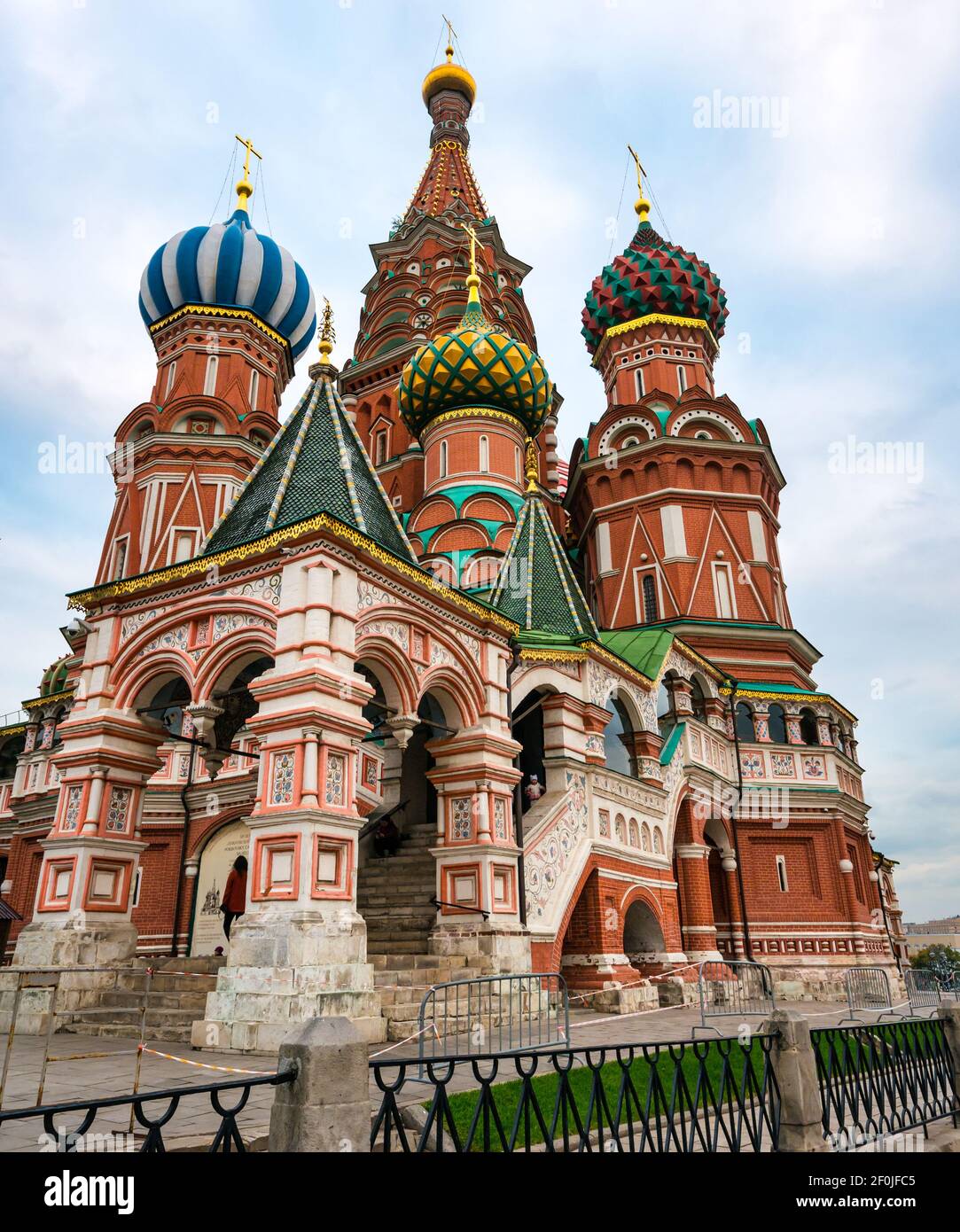 Colourful onion domes of St Basil's cathedral, Red Square, Moscow ...