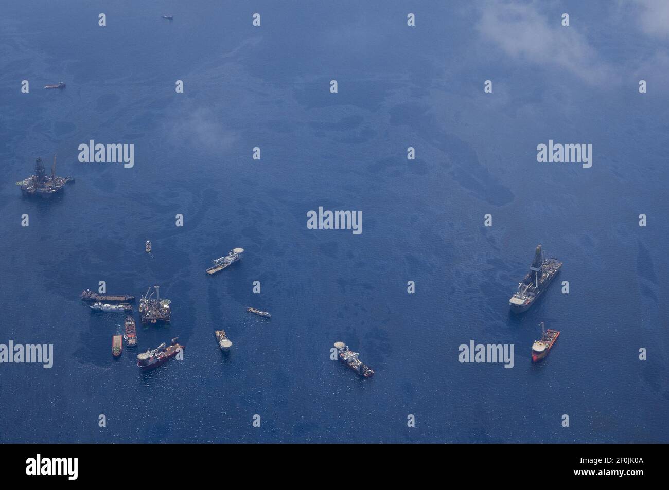 The mobile offshore drilling unit Q4000 holds position directly over ...