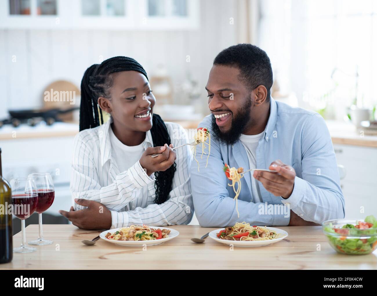 Couple eating spaghetti hi-res stock photography and images - Alamy