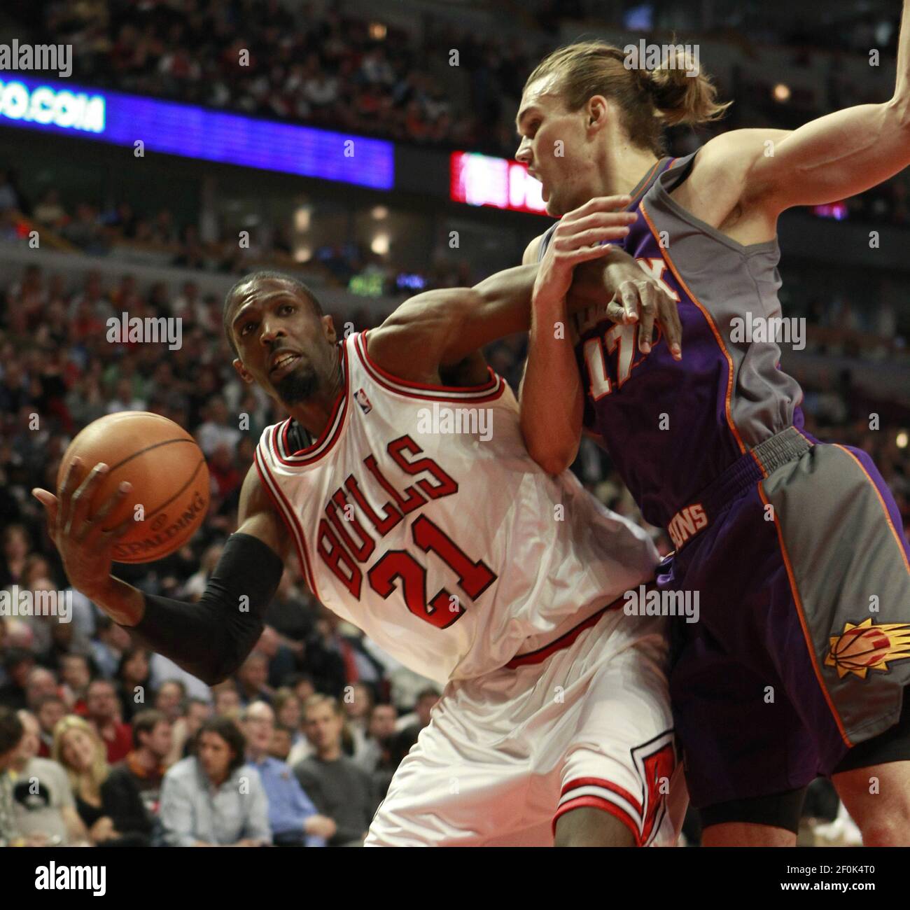 Chicago Bulls' Hakim Warrick (21) gets entangled with Phoenix Suns ...