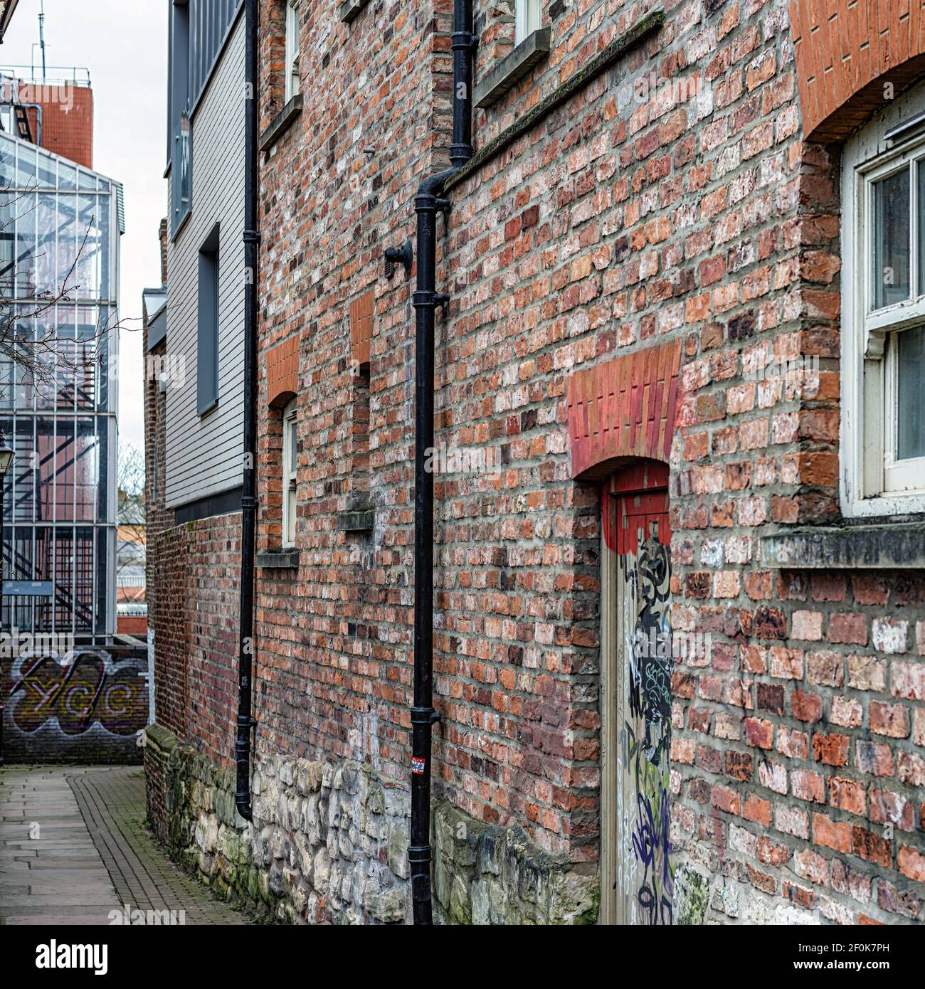 Alley next to brick building hi-res stock photography and images - Alamy