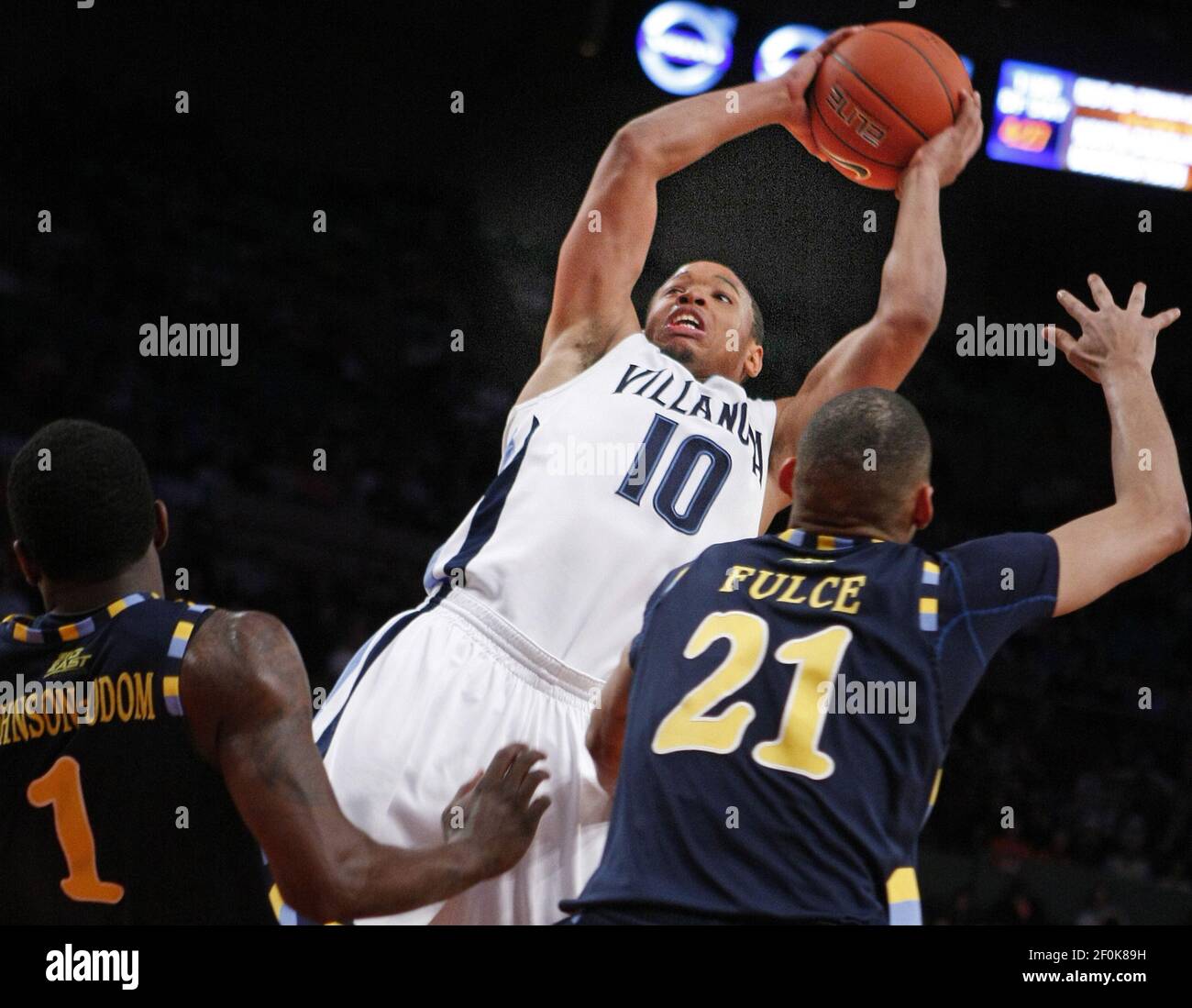 Villanova's Corey Fisher pulls up in front of Marquette's Darius ...