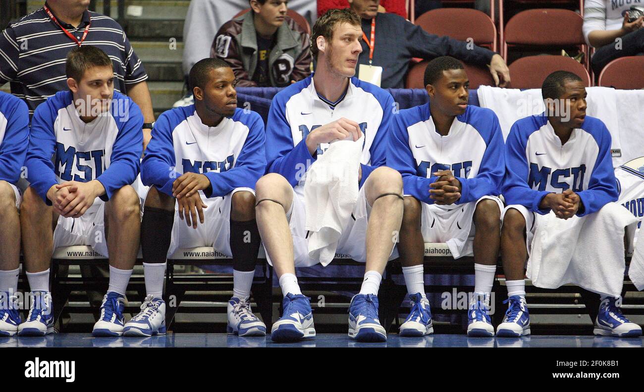 Mountain State's 7' 8" junior Paul Sturgess, center, is the tallest ...