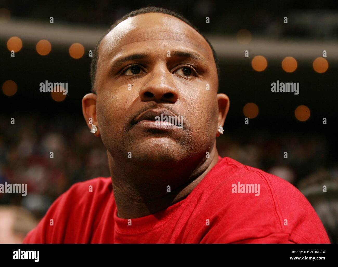 Nba courtside seats hi-res stock photography and images - Alamy