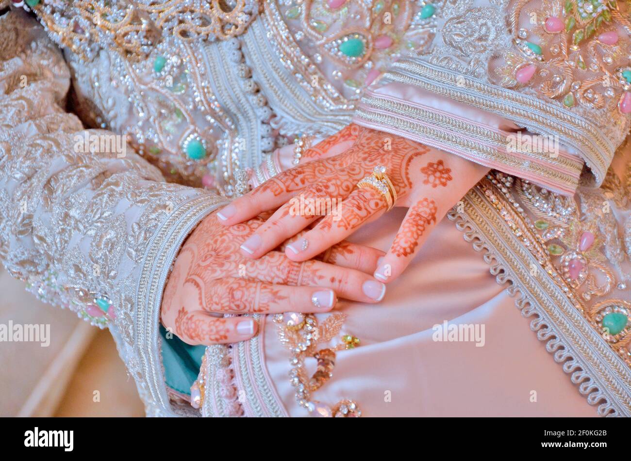 Beautiful wet henna design on a Muslim woman?s hand Stock Photo - Alamy