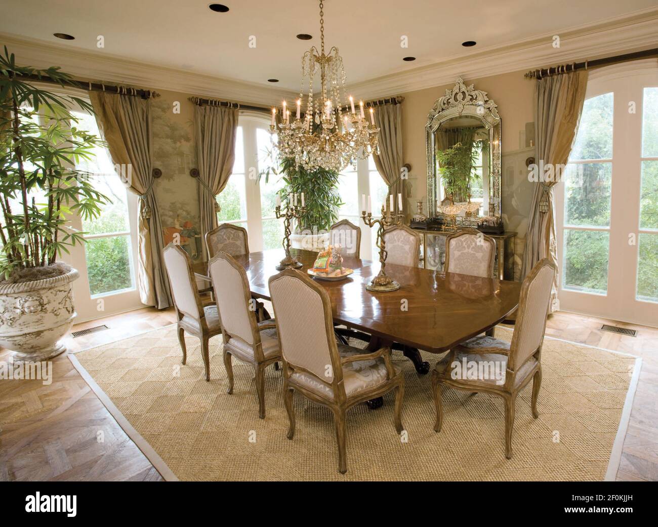 Minton had wallpaper handpainted in China for the dining room. (Photo ...