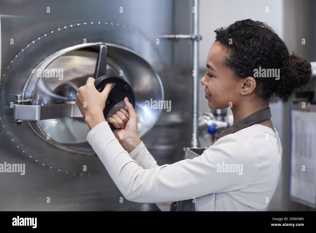 Opening tank workshop hi-res stock photography and images - Alamy