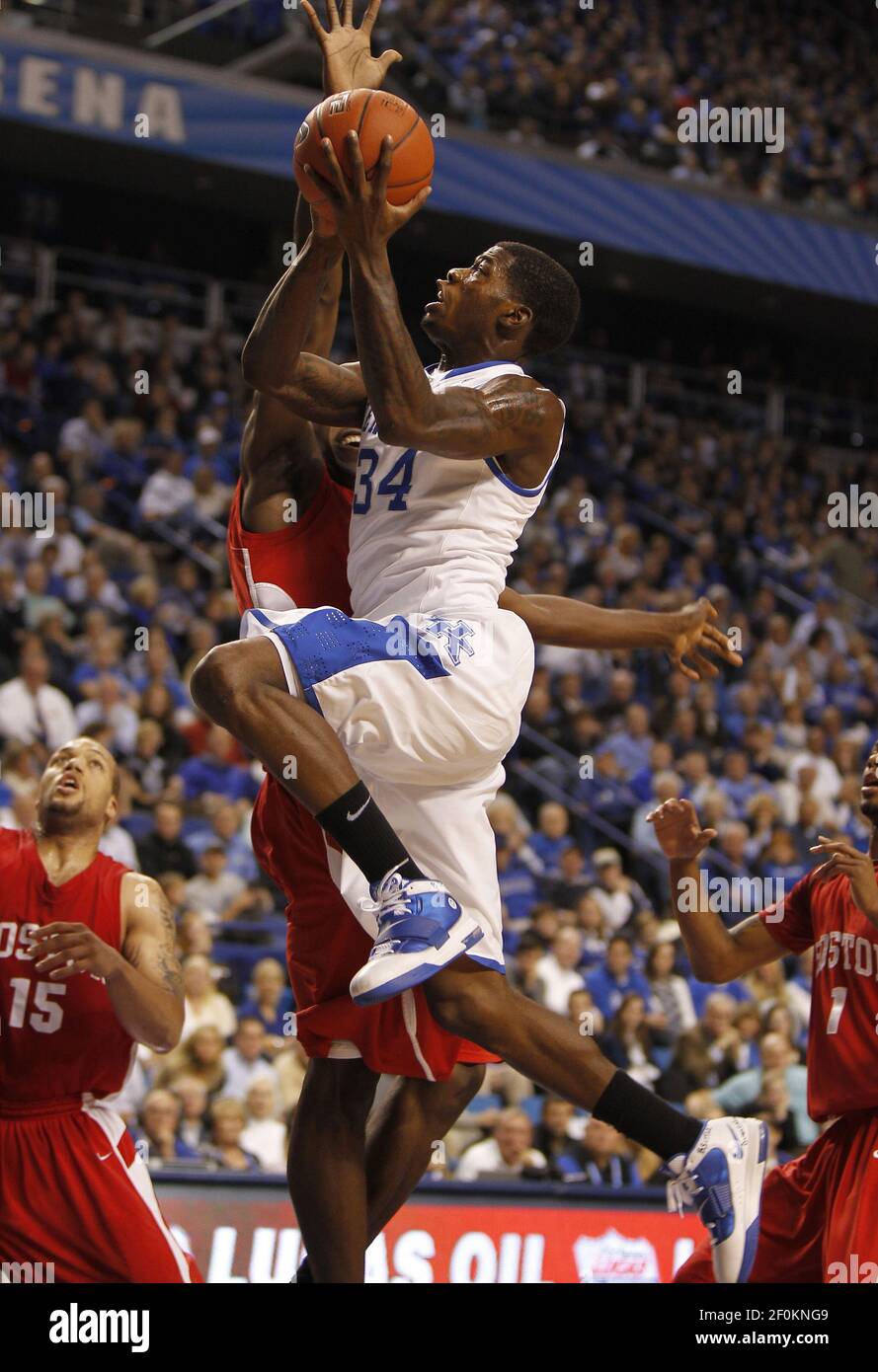 Kentucky's DeAndre Liggins (34) drives to the basket against Boston ...