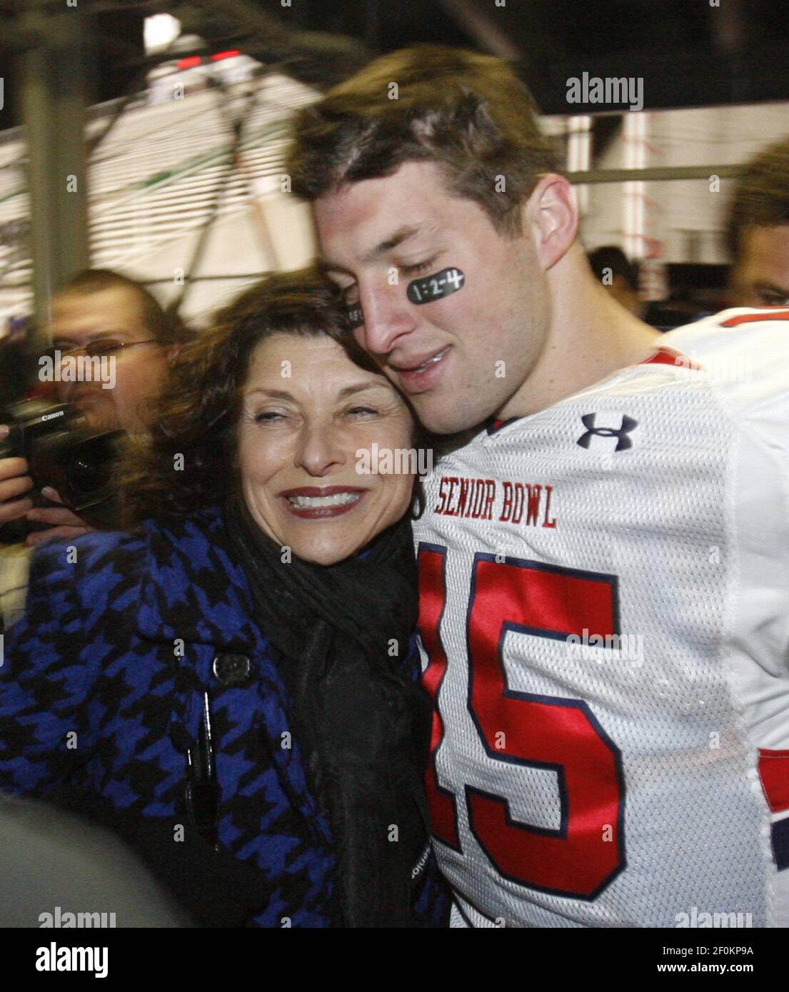 Former Florida quarterback Tim Tebow hugs his mother, Pam, following ...