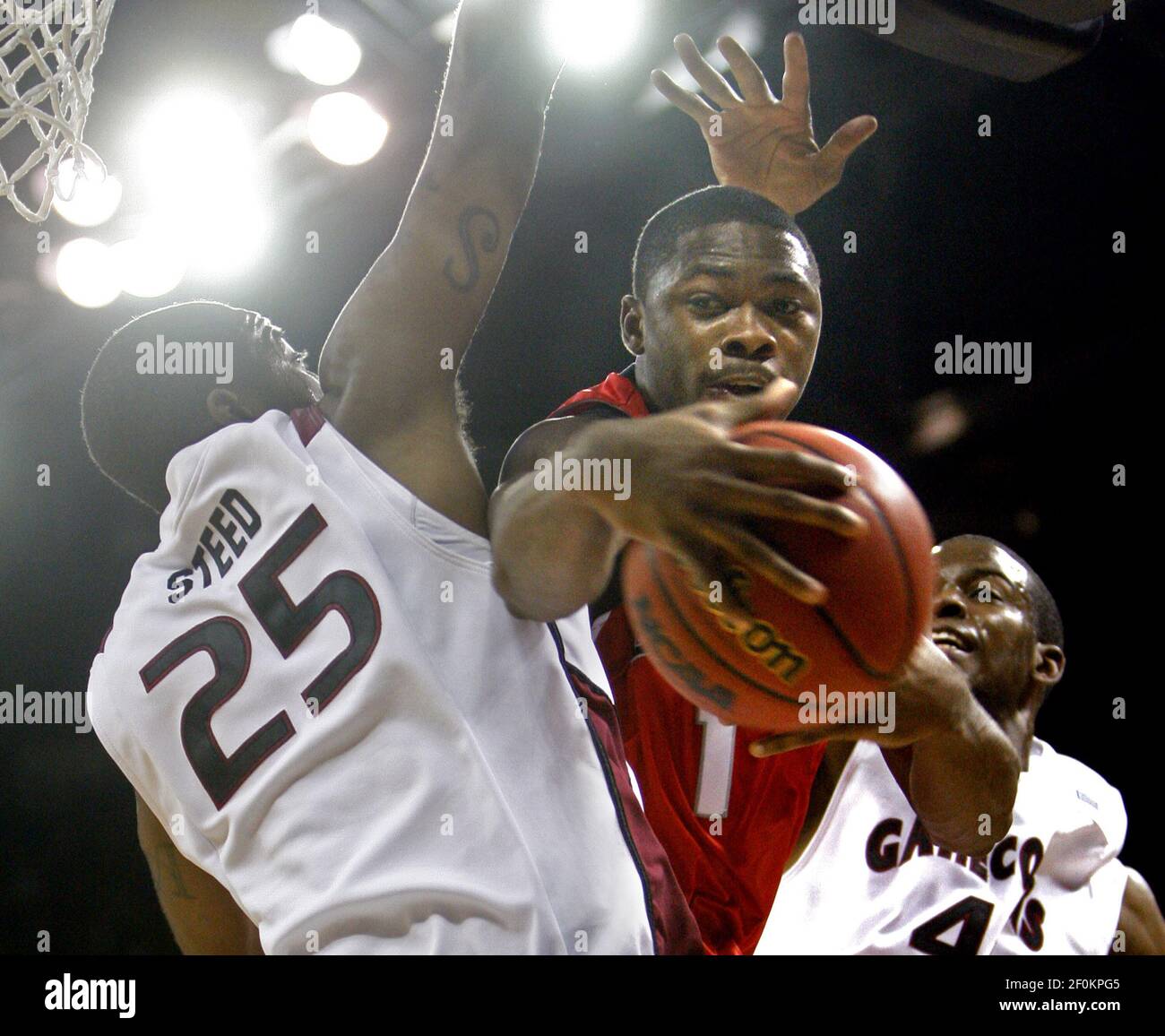 Georgia's Travis Leslie drives the lane against South Carolina's Austin ...