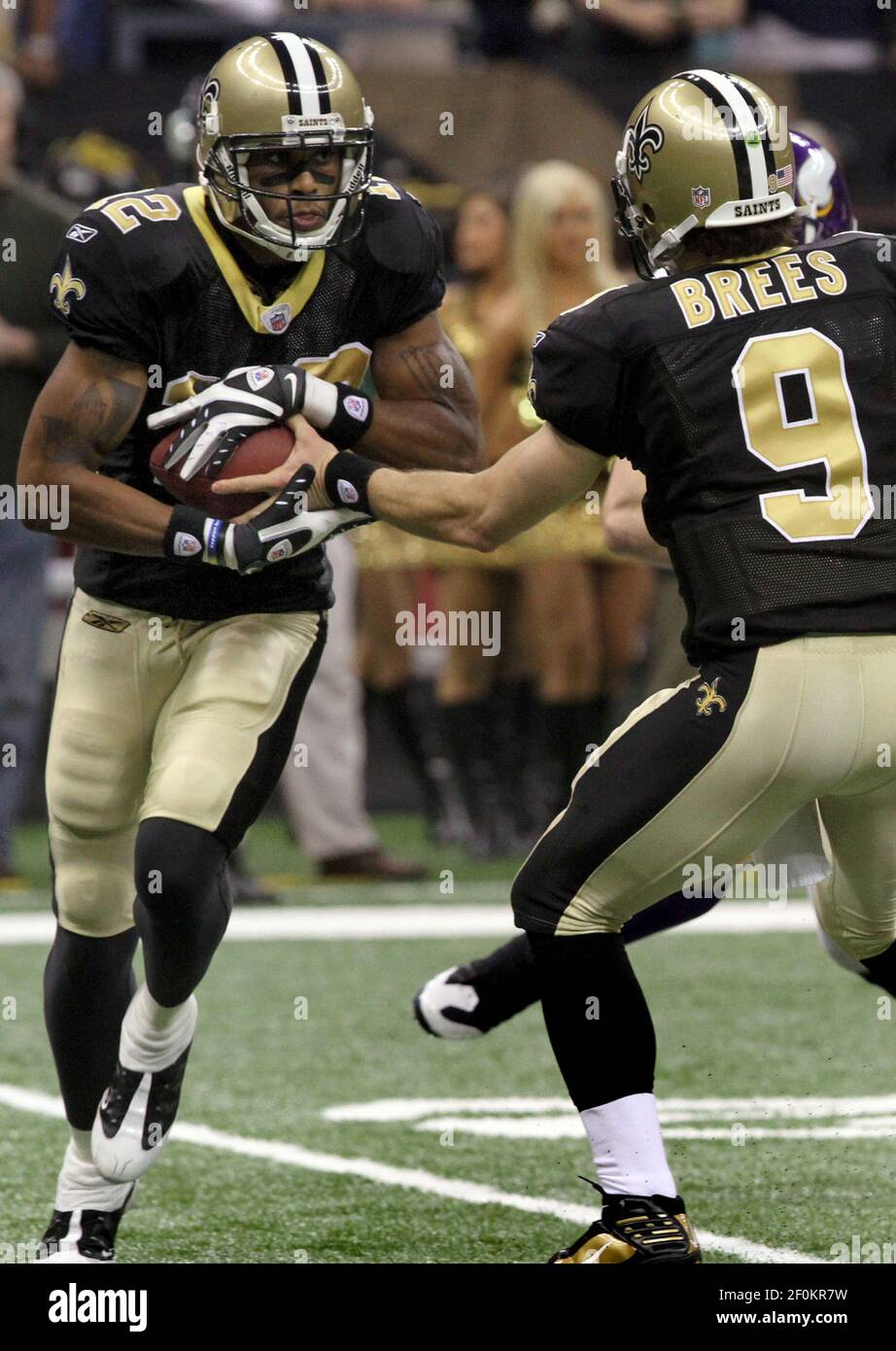 New Orleans Saints quarterback Drew Brees (9) hands off to Marques ...