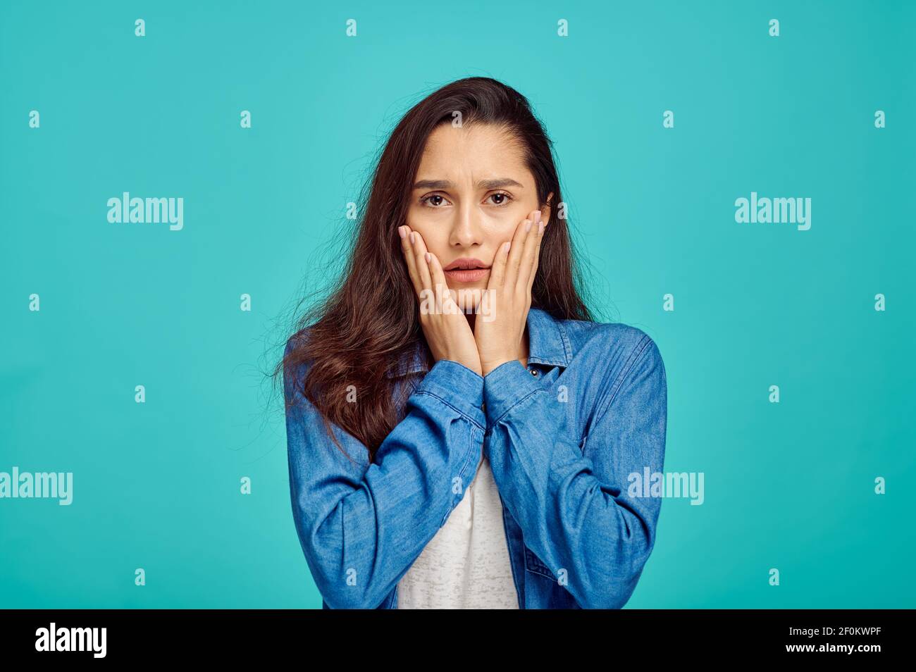 Young scared woman portrait, negative emotion Stock Photo - Alamy