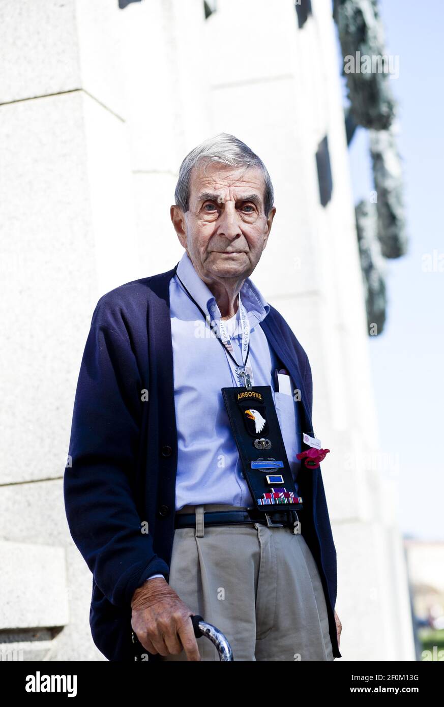 Joe Ransom, Pfc. in the 101st Airborne, visits the WWII Memorial in ...