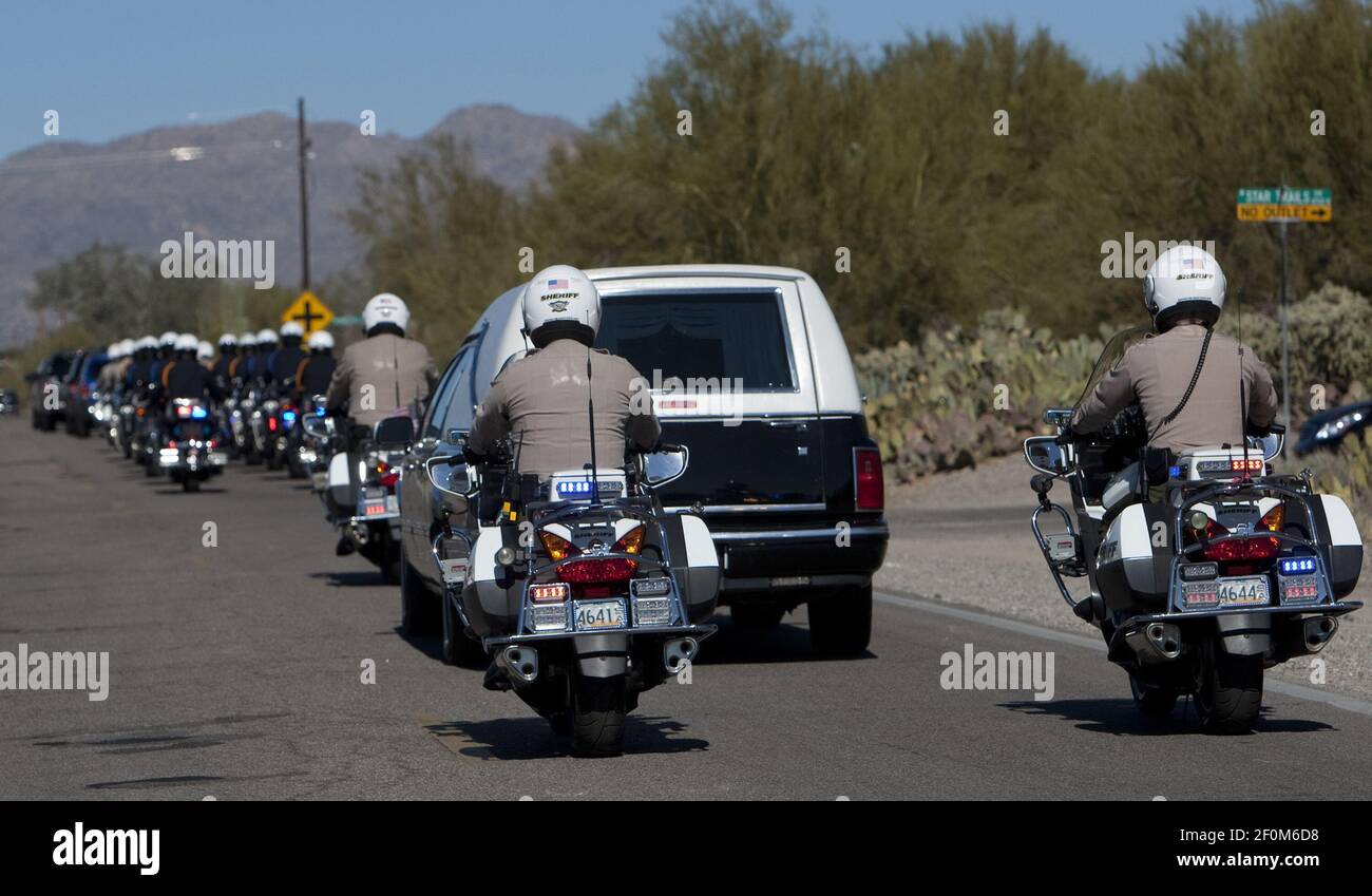 The funeral procession for Judge John M. Roll moves to a private burial ...